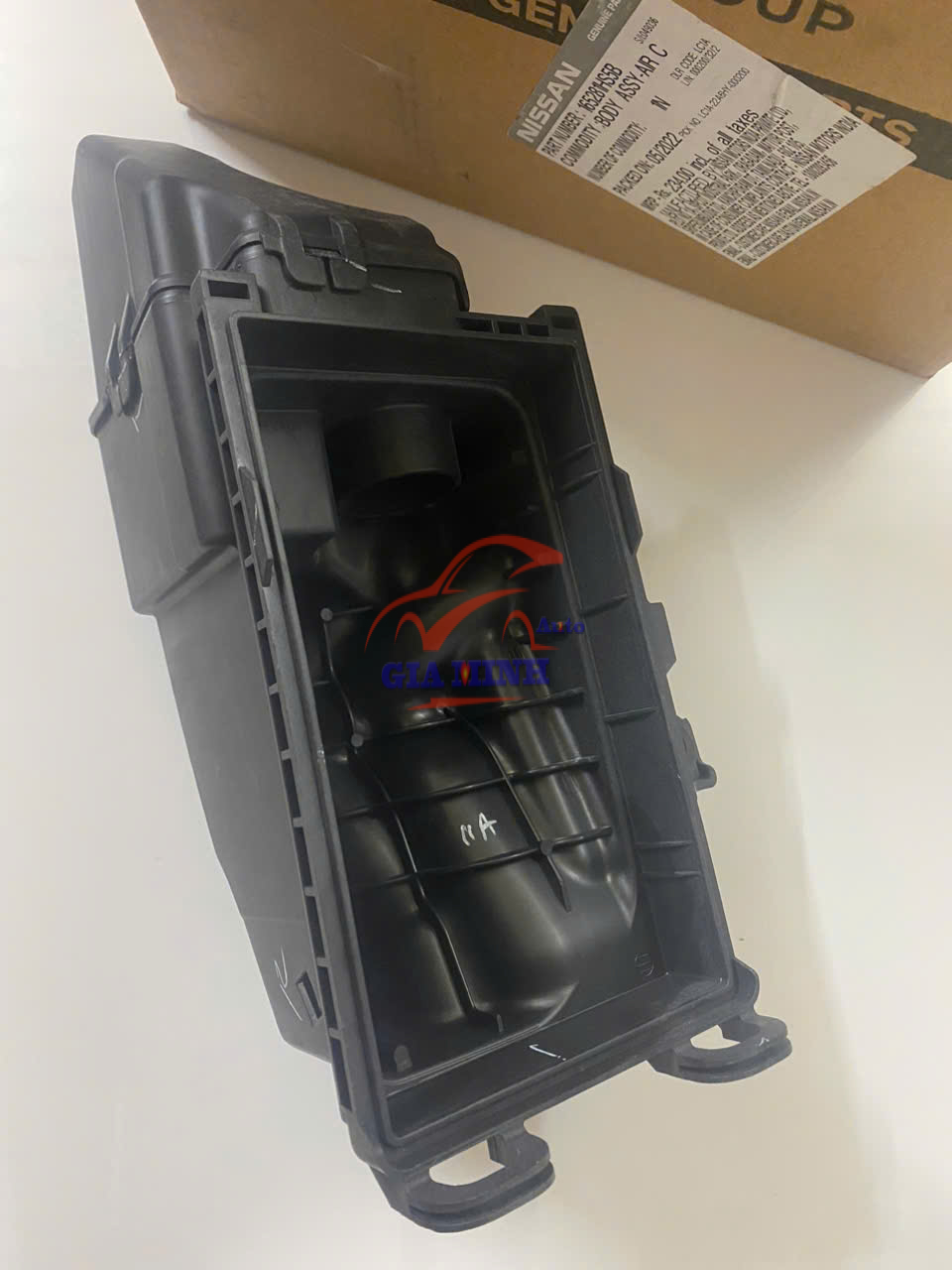 NẮP ĐẬY HỘP LỌC GIÓ DƯỚI NISSAN SUNNY - Phụ tùng ô tô chính hãng